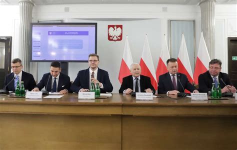 Seminarium ws praworządności Prezes PiS Fikcyjny system