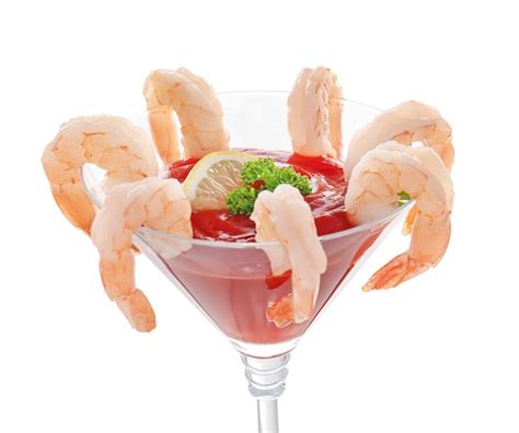 Vidrio con cóctel de camarones y salsa de tomate aislado en blanco