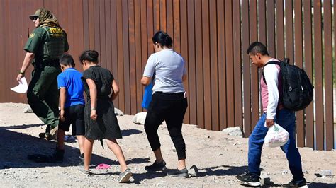 Miles De Inmigrantes Siguen Cruzando La Frontera Sur De EEUU En Busca