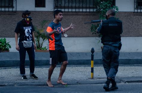 RJ PM que apontou fuzil para manifestante responderá por ter ferido