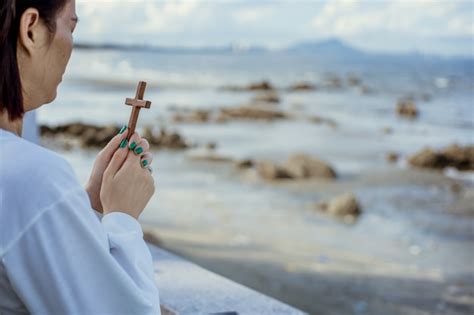 Premium Photo Asian Woman Praying With Wooden Cross On The Beach