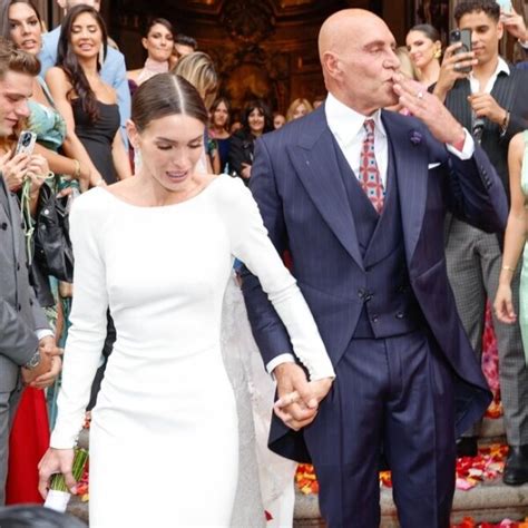 Kiko Matamoros lanza un beso a la gente tras su boda con Marta López