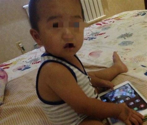 Càng lớn con càng xấu ông bố nghi ngờ lén đưa con đi xét nghiệm ngẩn
