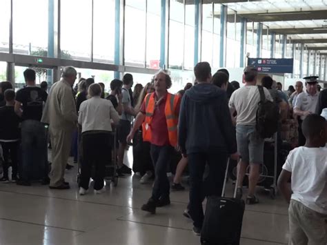 Aéroport d Orly 100 des voyageurs sont contrôlés INA