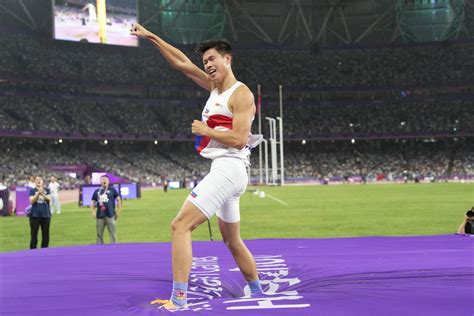 Ej Obiena Gets Hyped Ahead Of Pole Vault Qualifications Asiaeurope Sports