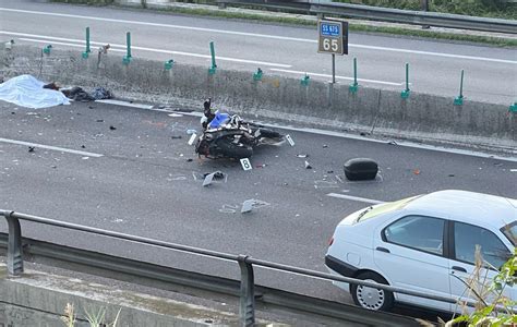 Moto Tampona Auto Nello Schianto Muore Un Uomo