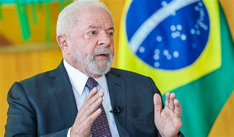 Lula anuncia aumento real do Salário Mínimo e mudança na faixa de