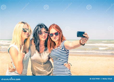 Groupe D amies Prenant Un Selfie à La Plage Photo stock Image 42679981