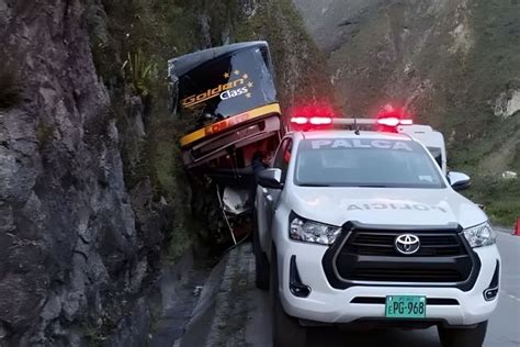 Accidente en región Junín choque de bus contra cerro deja un fallecido