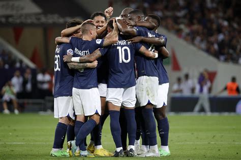 Ismaël Gharbi signe son premier contrat professionnel avec le Paris