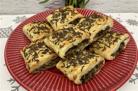 Paszteciki z ciasta francuskiego z kapustą i pieczarkami