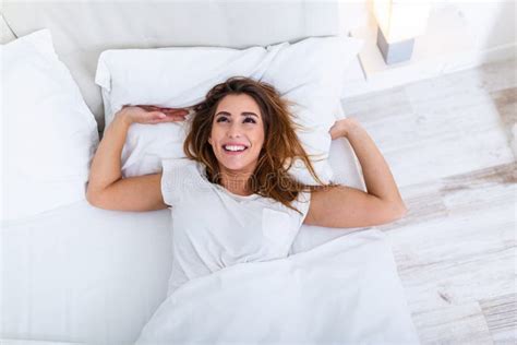 Imagen De Una Joven Y Bonita Dama Sonriente Yace En La Cama Interior