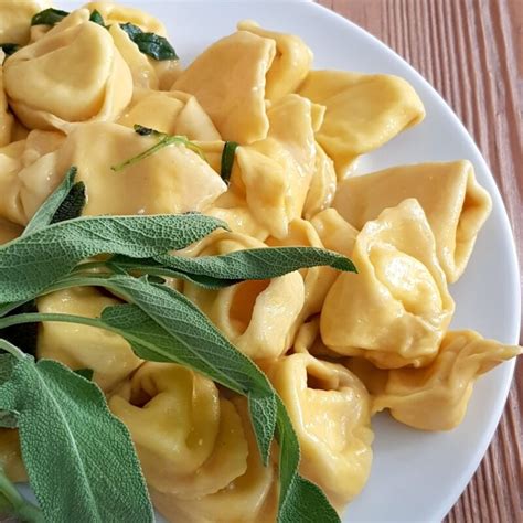 Tortellini maison au jambon et Parmesan comme à Modène
