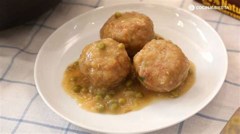 Albóndigas al vino blanco con guisantes el plato tradicional que
