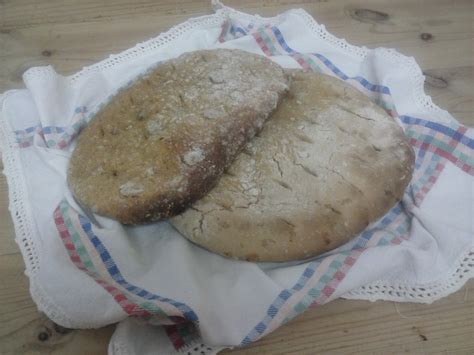 A cada día su pan A falta de pan buenas son tortas