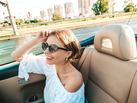Portrait De Jeune Femme Hipster Belle Et Souriante En Voiture