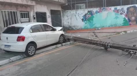 Bairro de São Luís fica sem energia após carro derrubar poste Jornal