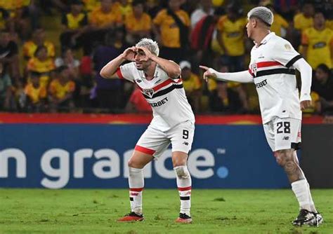 Calleri marca e se isola como maior artilheiro estrangeiro do São Paulo