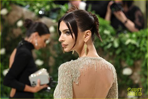 Emily Ratajkowski Sparkles In Vintage Versace At Met Gala Photo