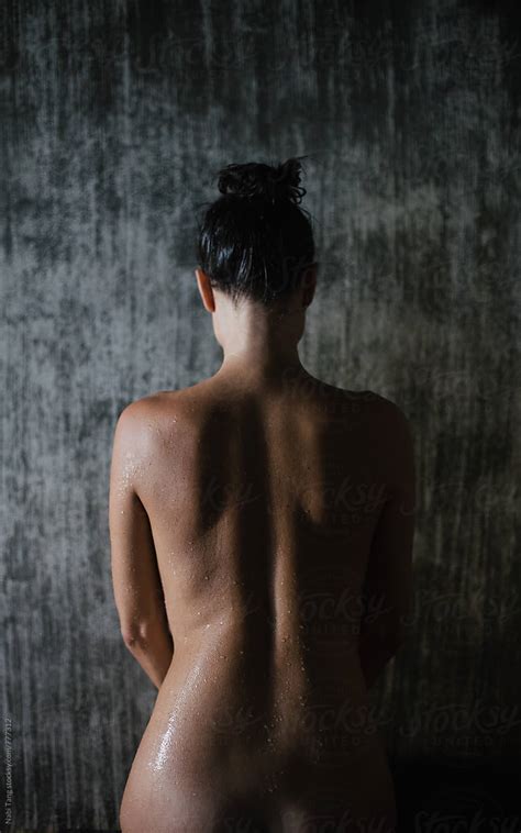 Back View Of Beautiful Woman Naked Body After Shower Del Colaborador