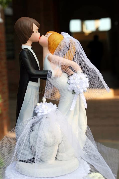 Muñecas De La Torta De Boda Foto de archivo Imagen de casado