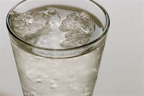 Porque você não deve beber água gelada descubra 5 perigos