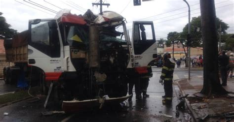 G1 Bitrem desgovernado destrói três carros e derruba poste em avenida