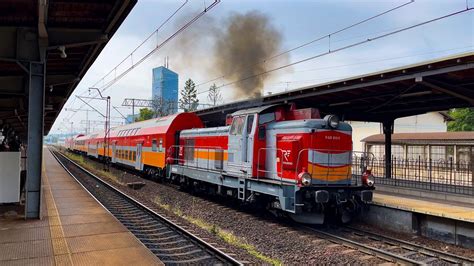 Pociąg z Chojnic do Gdyni na przystanku kolejowym Gdańsk Oliwa