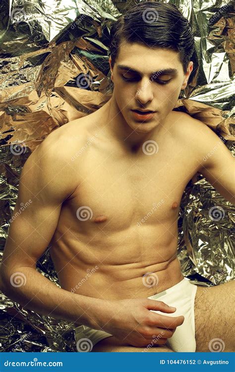 Modelo Masculino Muscular Hermoso En La Ropa Interior Blanca Foto De