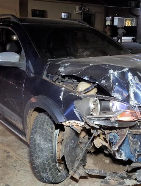 Condutor embriagado perde controle de veículo e colide portão de