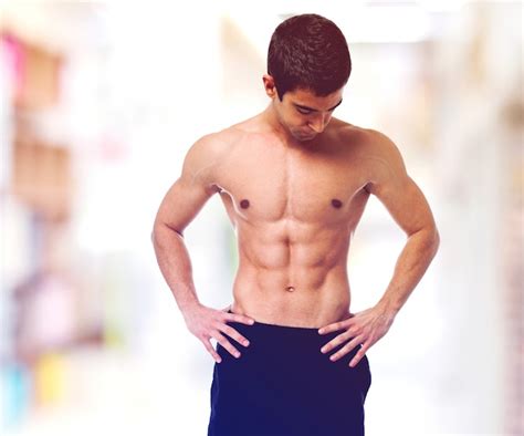 Adolescent Torse Nu Montrant Son Corps Photo Gratuite