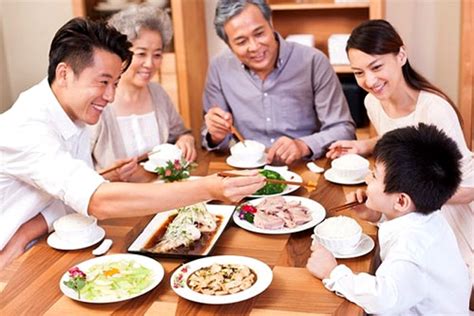 Top 20 hình ảnh gia đình ngồi ăn cơm đầy cảm xúc và ý nghĩa