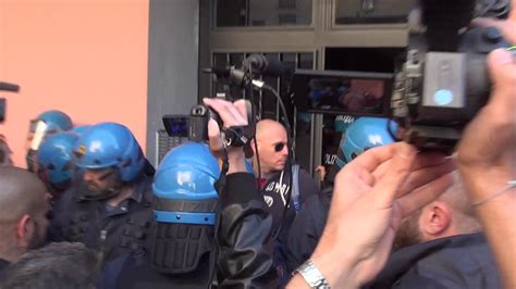 Rom Sotto Scorta A Casal Bruciato HuffPost Italia
