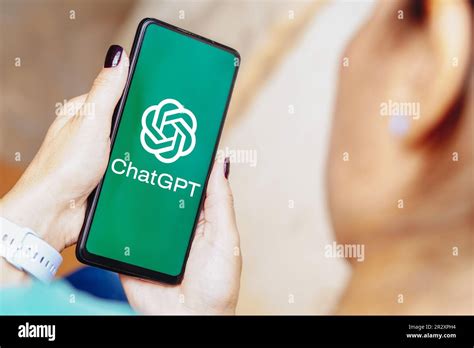 Dans cette illustration le logo ChatGPT s affiche sur l écran d un