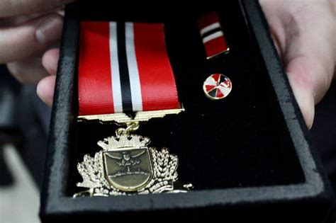 Policial rodoviário federal recebe medalha da Câmara Municipal de São