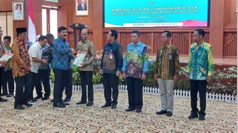 Menteri ATR BPN Serahkan 1 055 Sertifikat Aset Pemerintah Kabupaten