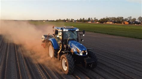Oporowy Siew Kukurydzy 2023 przy Zachodzie Słońca NewHolland T6