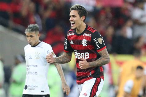 Flamengo vence o Corinthians por 1 a 0 e vai à semifinal da Libertadores