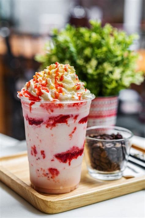 Frappe De Fresa Con Crema Batida Foto Pr Premium Photo Freepik