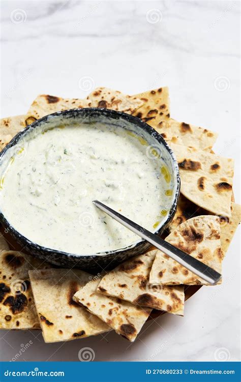 Salsa Tzatziki Con Pan Pan De Pita Asado Salsa Griega Casera Del