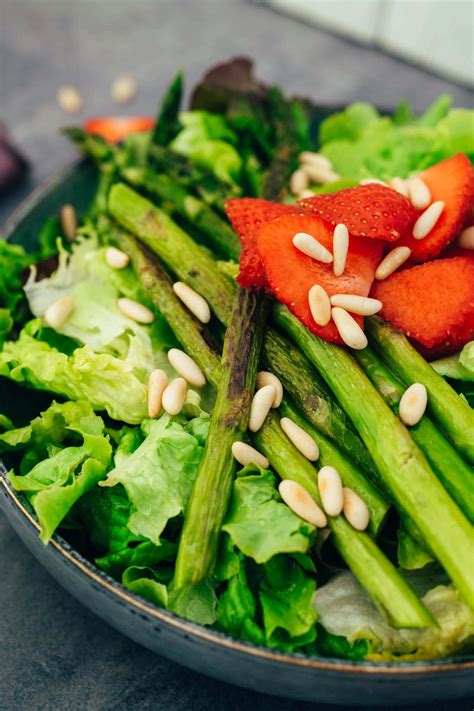Veganer Salat mit Erdbeeren und grünem Spargel 30 Min