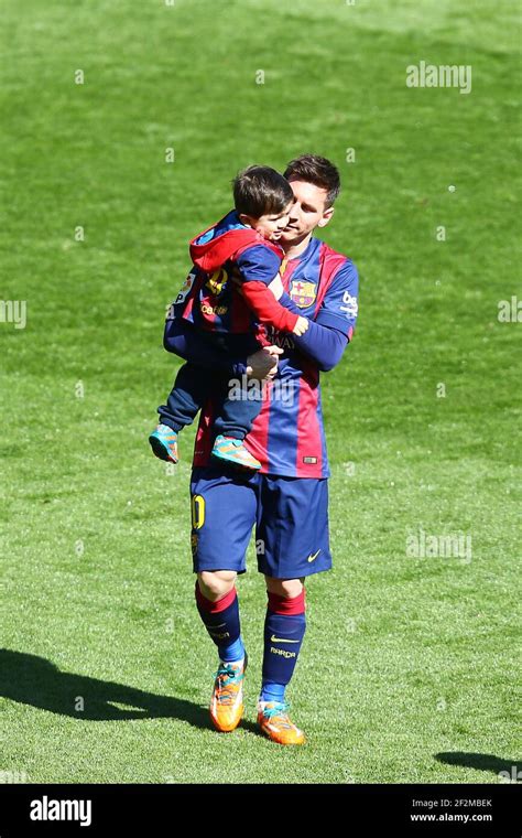 Lionel Messi Vom FC Barcelona Und Sein Sohn Thiago Und Luis Suarez Vom