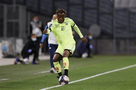 Mercato Amiens Jette Son D Volu Sur Glody Ngonda