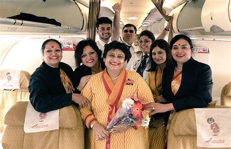 एयर होस्टेस ‘मम्मी की यादगार रिटायरमेंट आखिरी दिन पायलट बन बेटी ने उड़ाया प्लेन Jansatta