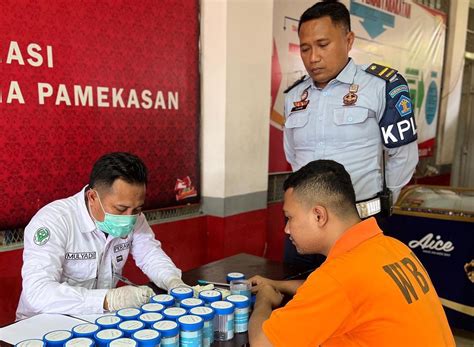30 WBP Lapas Narkotika Kelas IIA Pamekasan Di Tes Urine Kalapas