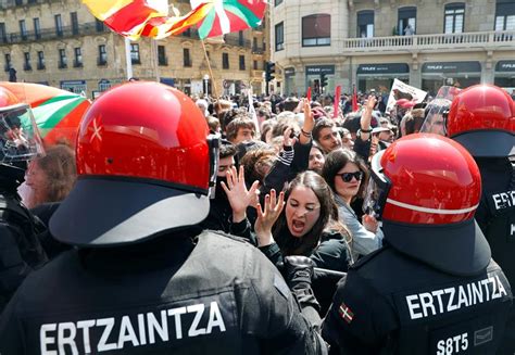 Los 7 Ertzainas Heridos En Actos De VOX Y Cs Sufrieron Impactos De