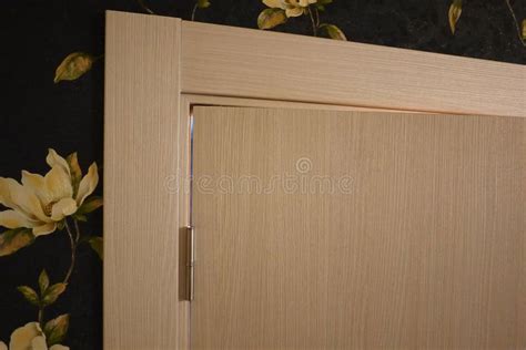 El Interior De Un Cuarto Instalado Con Un Nuevo Interior Puerta La