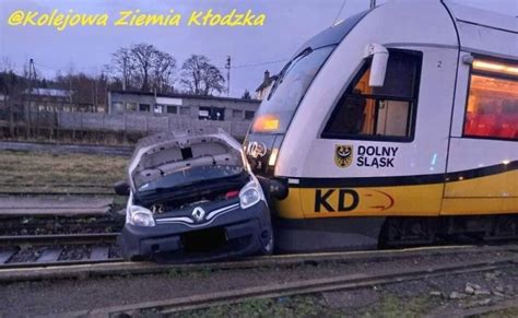 Wypadek na przejeździe kolejowym Osobówka wjechała pod pociąg ZDJĘCIA