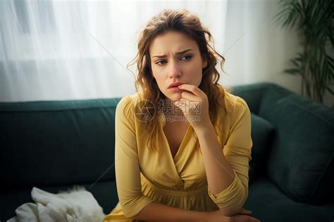 悲伤难过的外国女子高清图片下载 正版图片600554936 摄图网