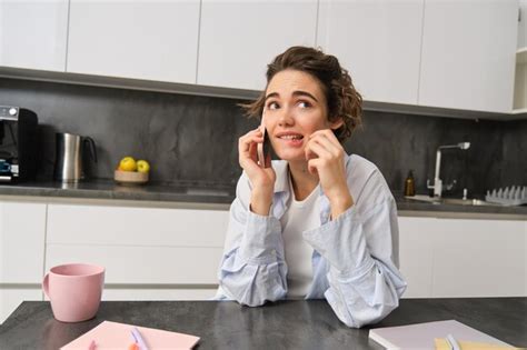 Portret Kobiety Myślącej Podczas Rozmowy Przez Telefon Komórkowy